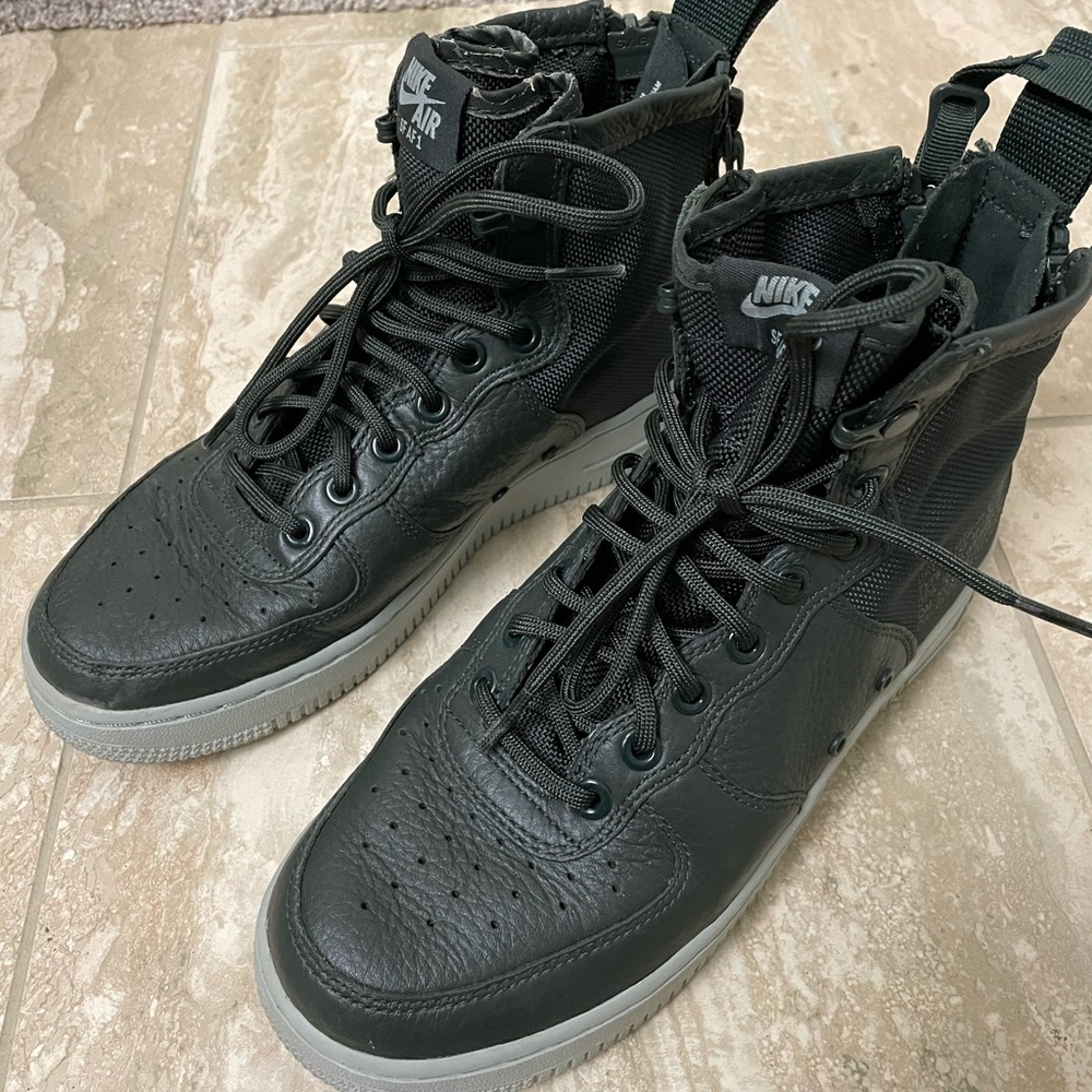 Dark Green Air Forces - Gem